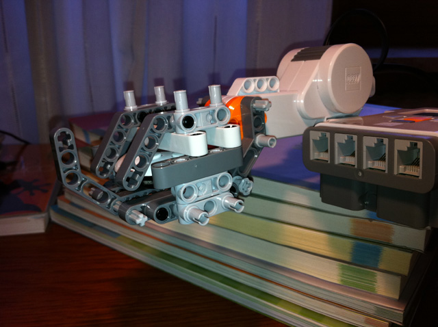 Braccio robot con Lego NXT per Pokéwalker | Michele Maffucci